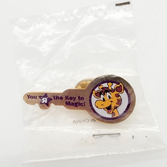 Toys "R" Us | Jewelry | Geoffrey Giraffe Gold Team Member Key You R The ...